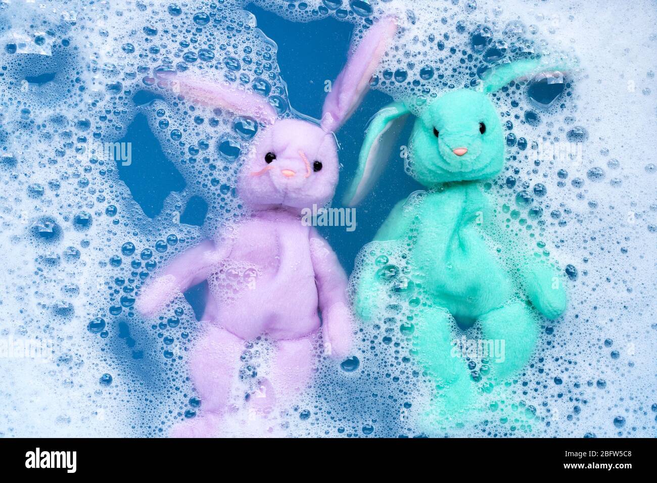 Soak rabbit dolls in laundry detergent water dissolution before washing ...