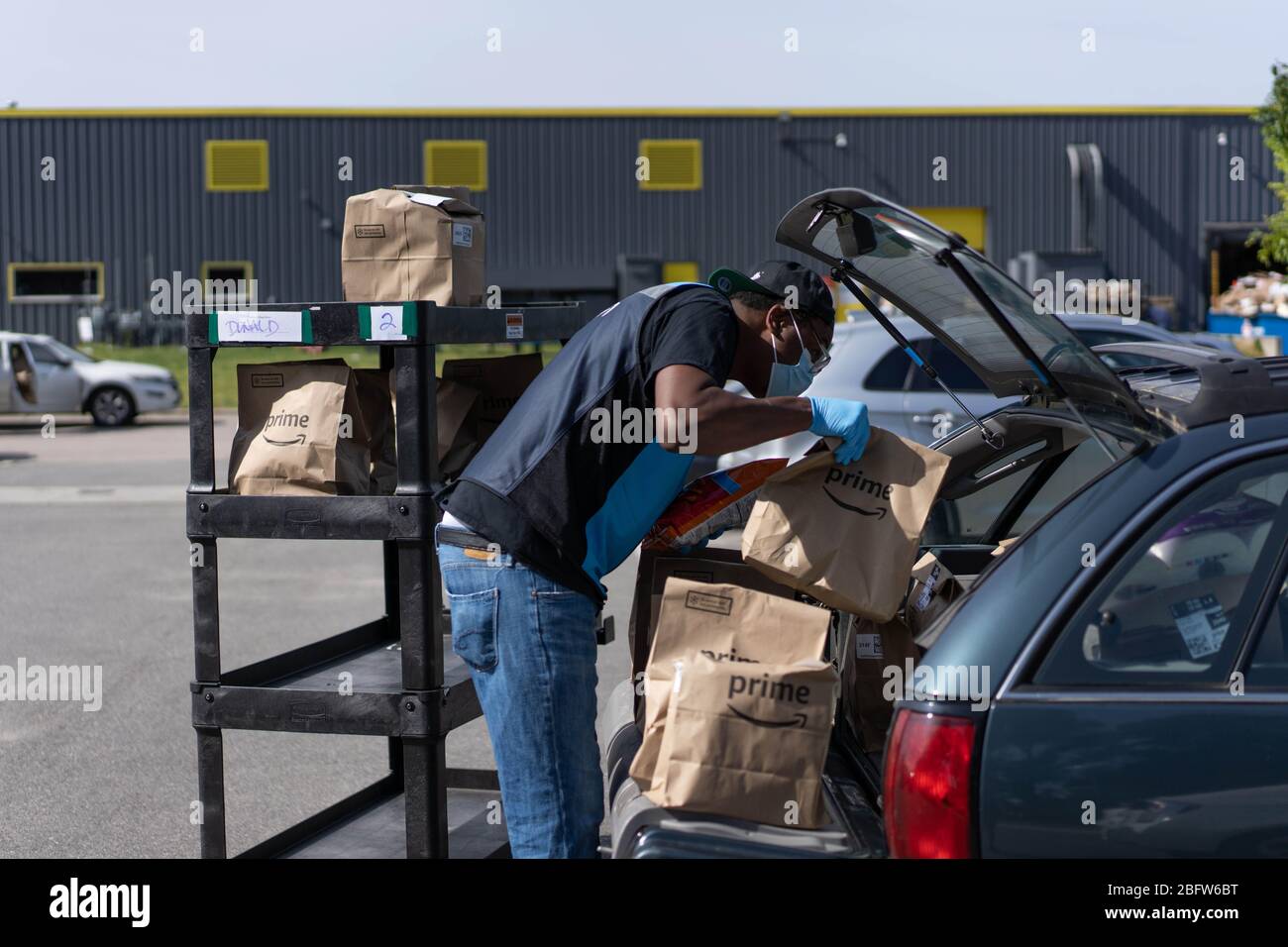Raleigh, NC, USA. 18th Apr, 2020. Donald Foreman, an Amazon Flex ...