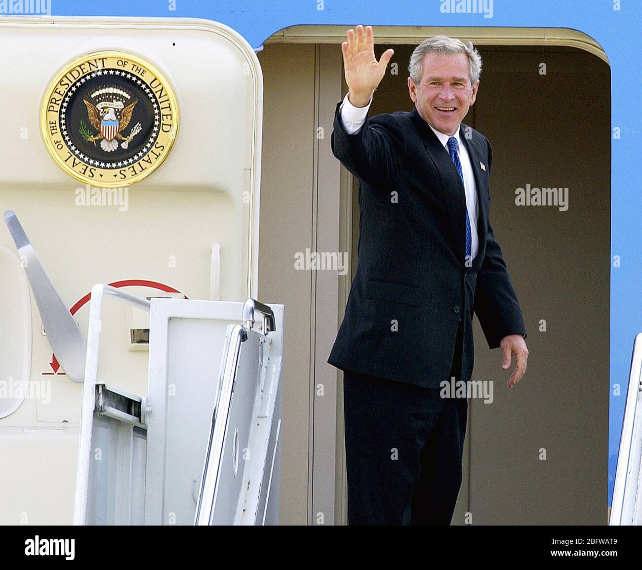 President george w bush waving hi-res stock photography and images - Alamy