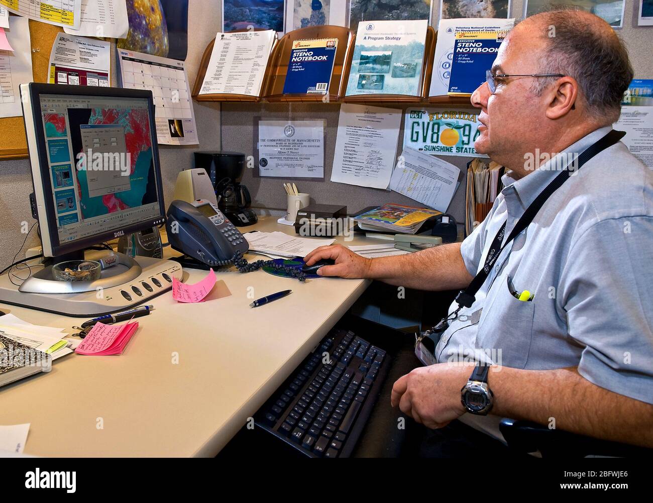 Office cubicle 2000s hi-res stock photography and images - Alamy