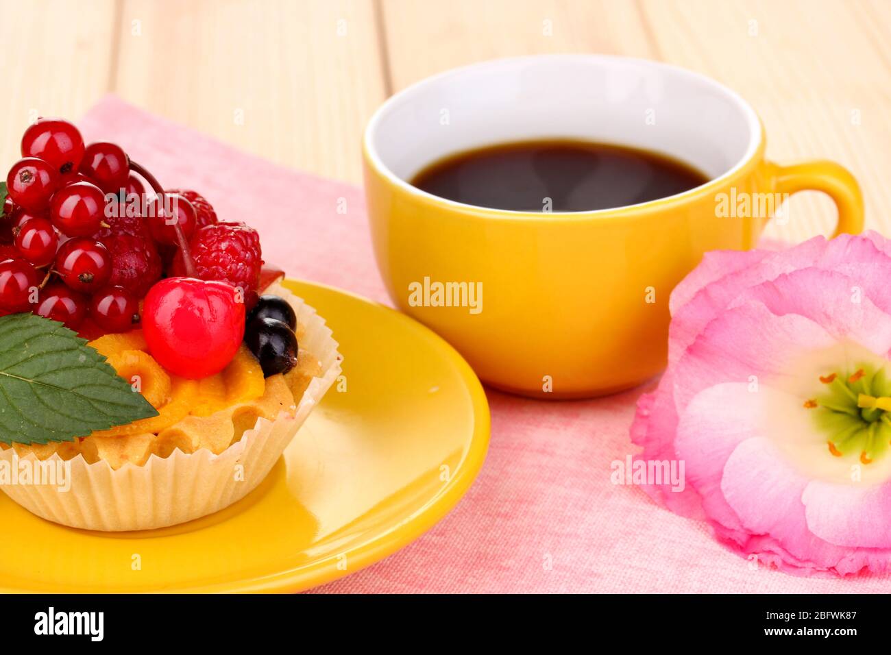 Dulcet cake fruit berries hi-res stock photography and images - Alamy