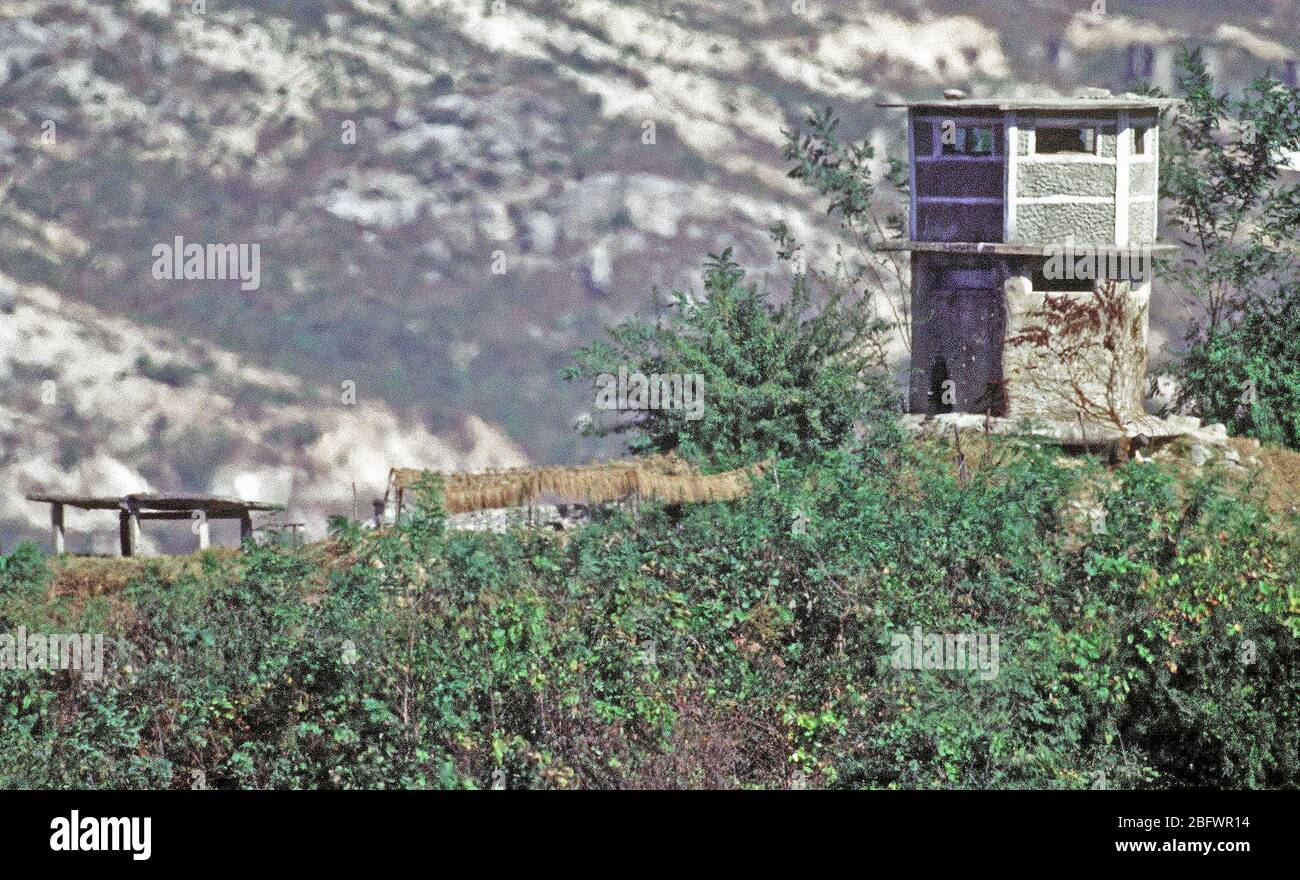 10/28/1998 - 20 Oct. 1998, A North Korean observation post in the ...
