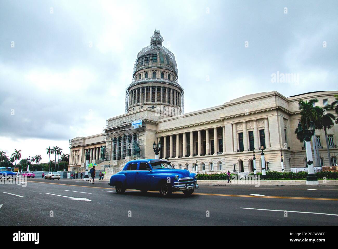havana street scene,old vintage cars in havana,cuba havana,havana roads ...