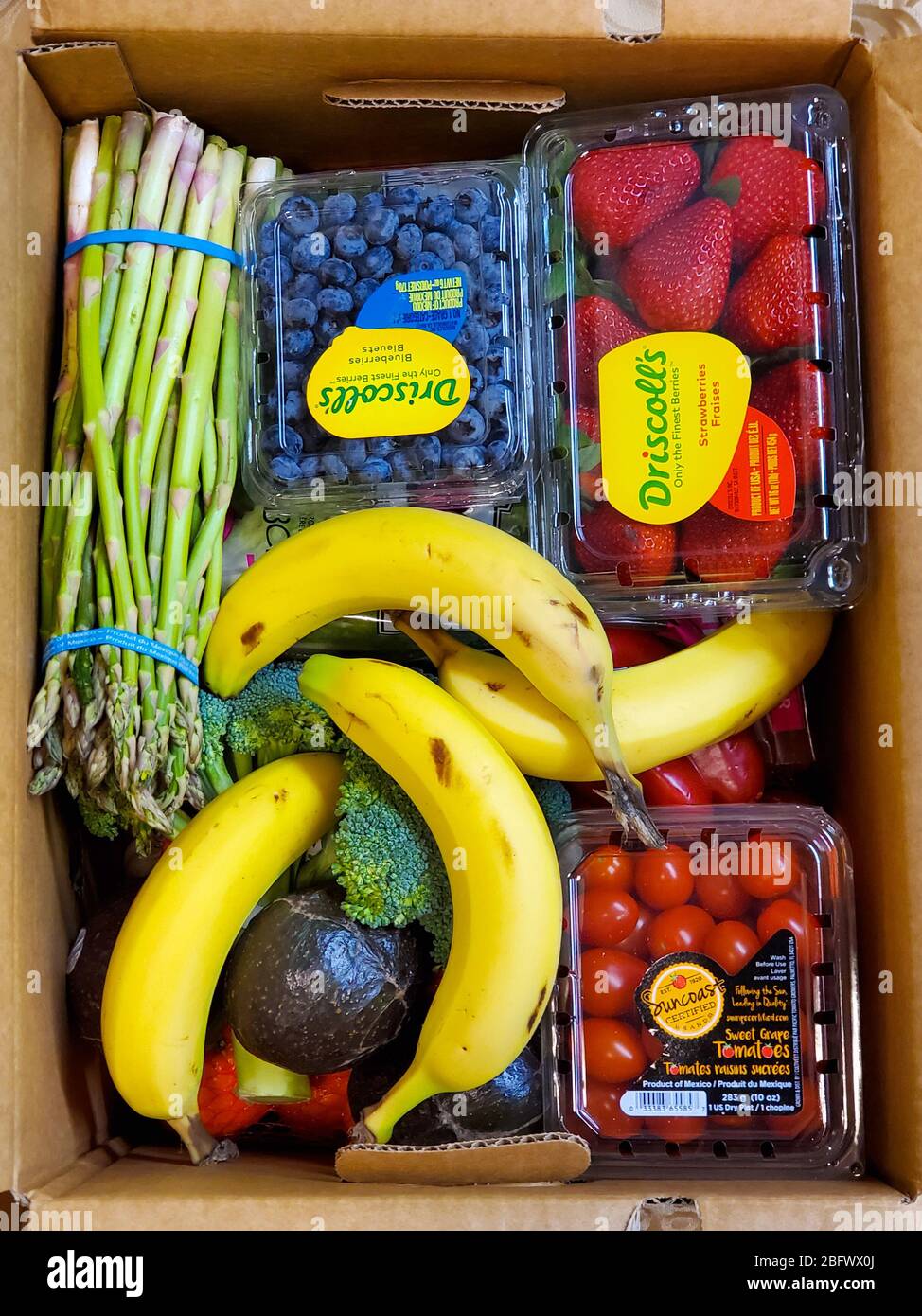 A box of fresh fruits and vegetables Stock Photo - Alamy