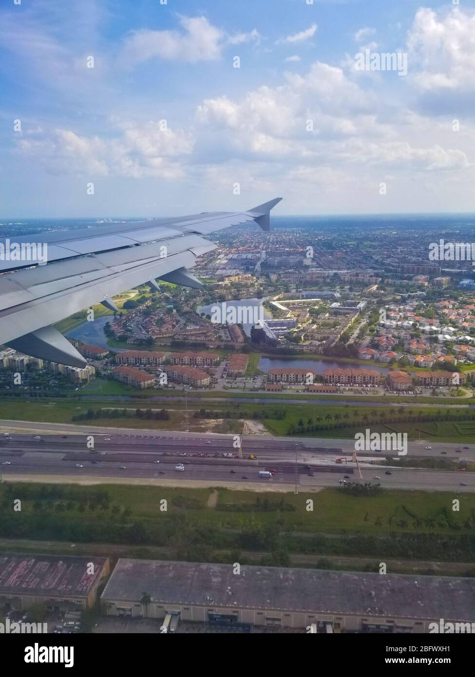 Landing planes hi-res stock photography and images - Alamy