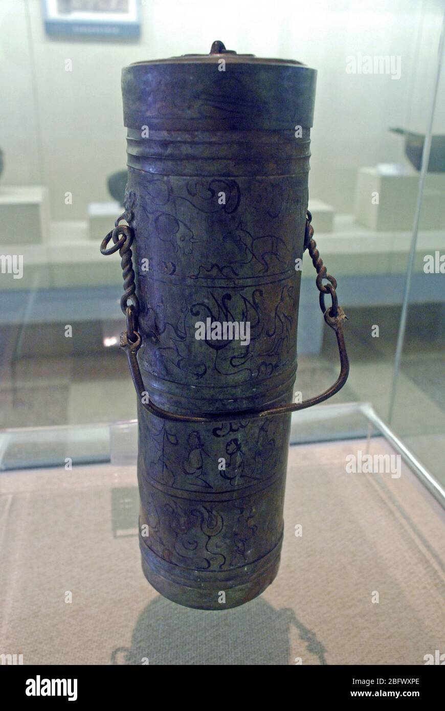 The lacquer-painted lifted copper tube of the Western Han Dynasty was ...