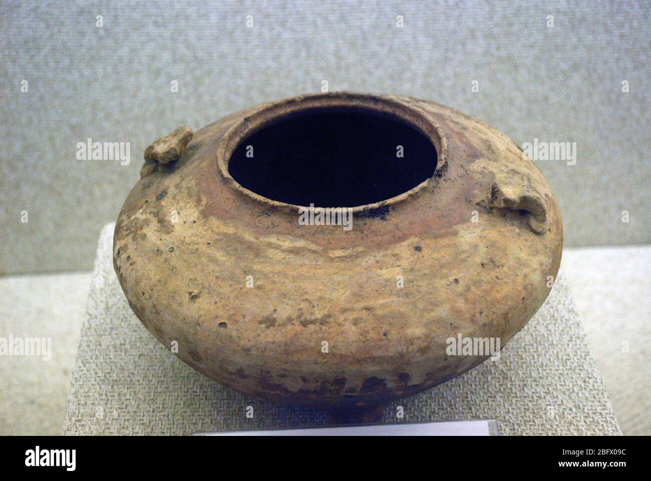 3 legged pot hi-res stock photography and images - Alamy