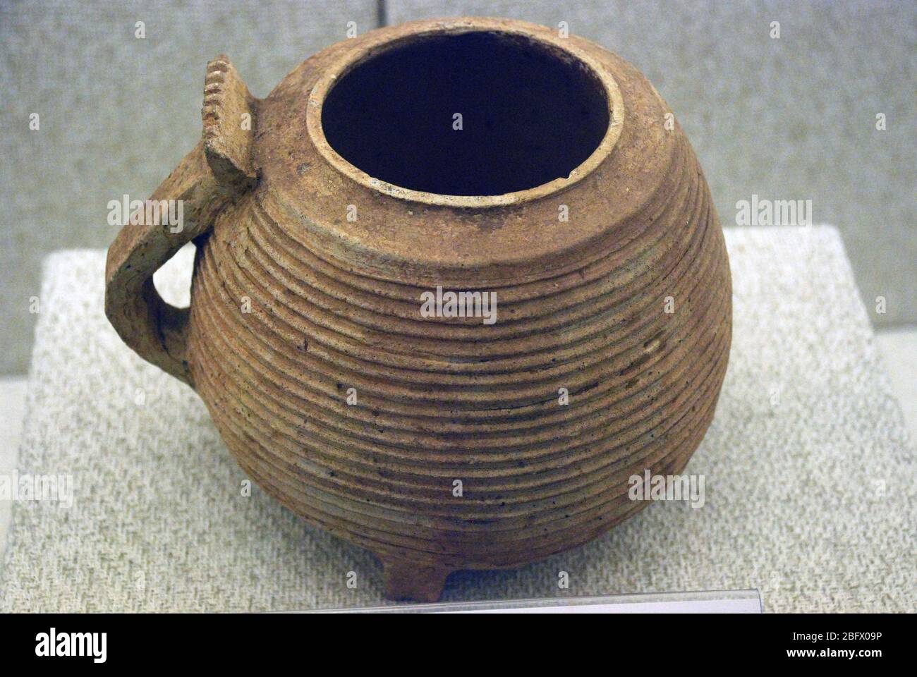 Legged pot hi-res stock photography and images - Alamy