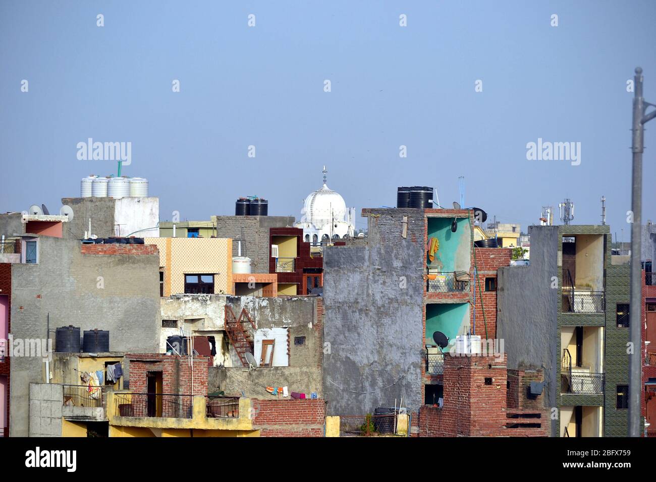 Slums of delhi india hi-res stock photography and images - Alamy