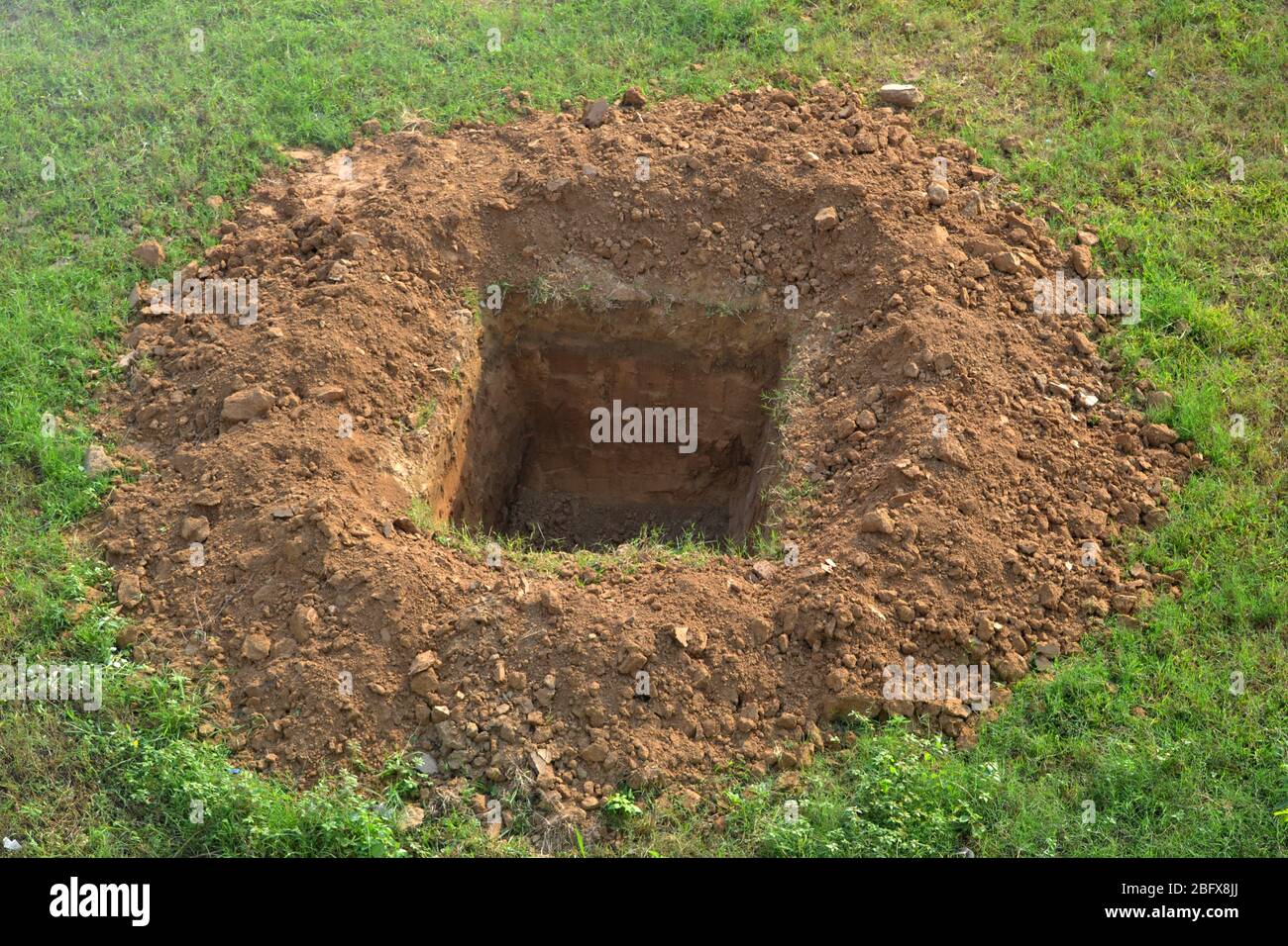 An open grave hi-res stock photography and images - Alamy