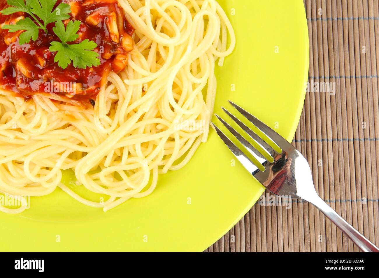 Italian spaghetti in plate on bamboo mat Stock Photo - Alamy