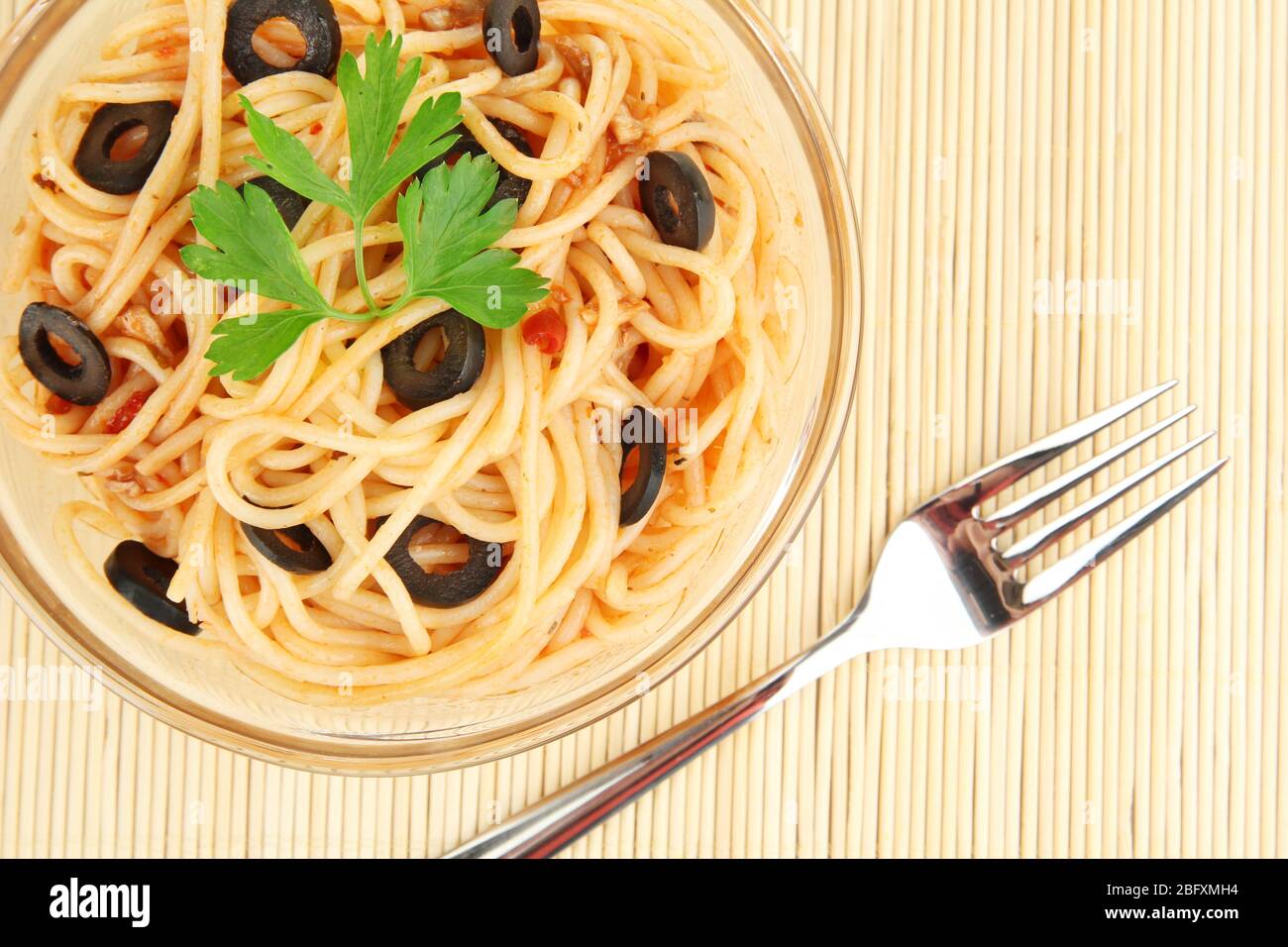 Italian spaghetti in plate on bamboo mat Stock Photo - Alamy