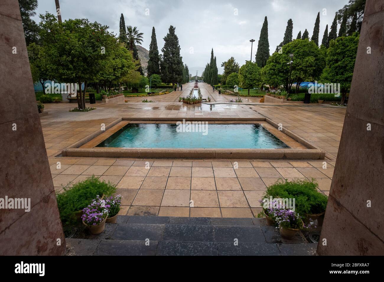 Mausoleum of the persian poet saadi in shiraz hi-res stock photography ...