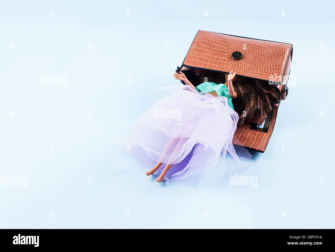 Woman faceless head hi-res stock photography and images - Alamy