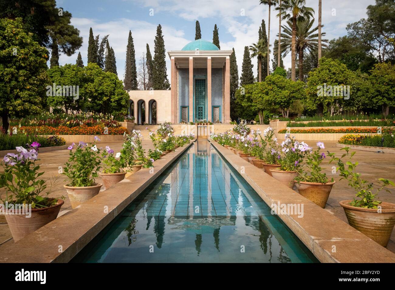 Mausoleum of the persian poet saadi in shiraz hi-res stock photography ...