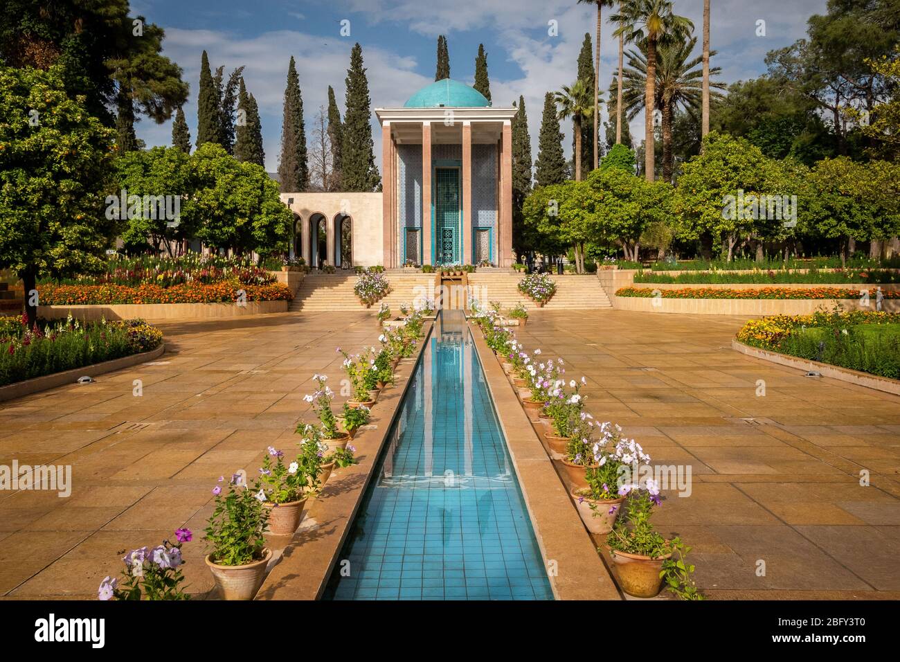 Mausoleum of the persian poet saadi in shiraz hi-res stock photography ...