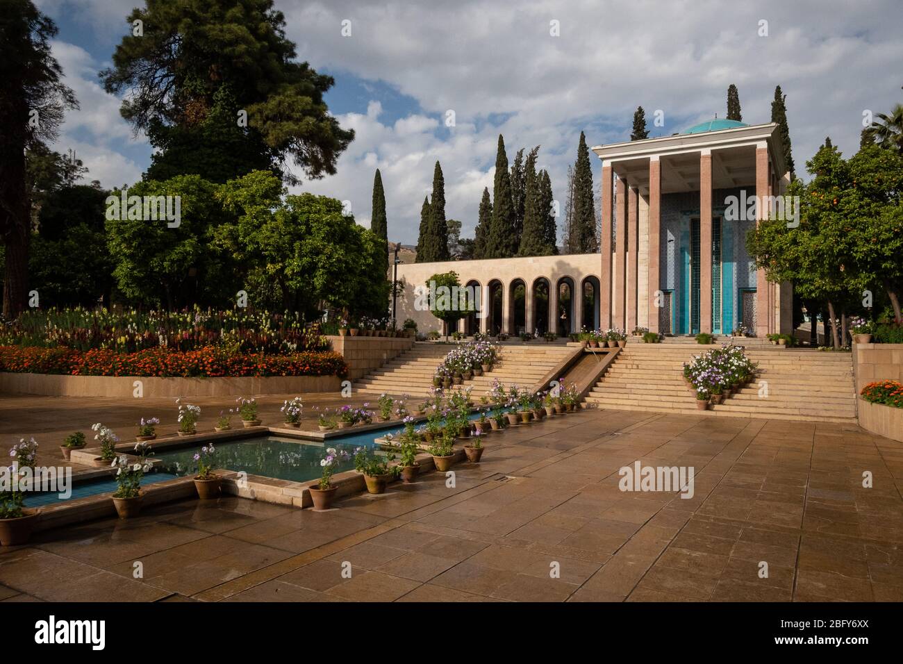 Mausoleum of the persian poet saadi in shiraz hi-res stock photography ...