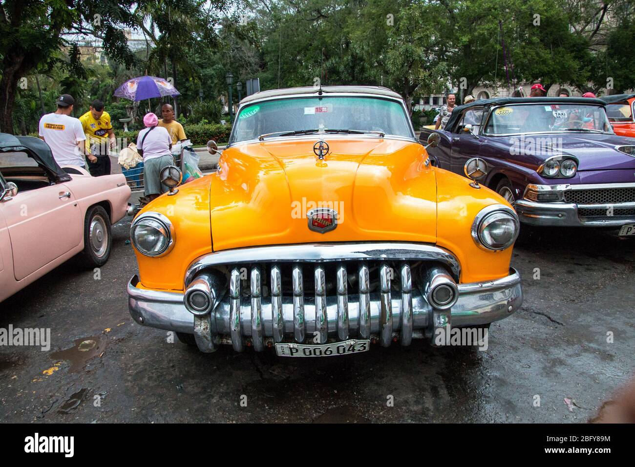havana street scene,old vintage cars in havana,cuba havana,havana roads ...