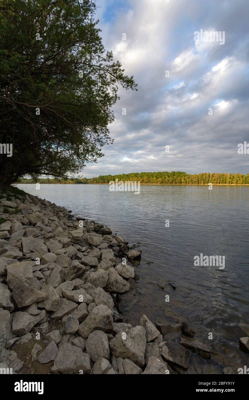 Rivershore hi-res stock photography and images - Alamy