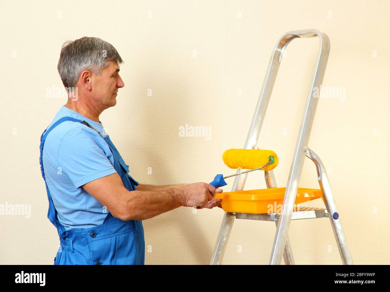 Close up man paints wall hi-res stock photography and images - Alamy