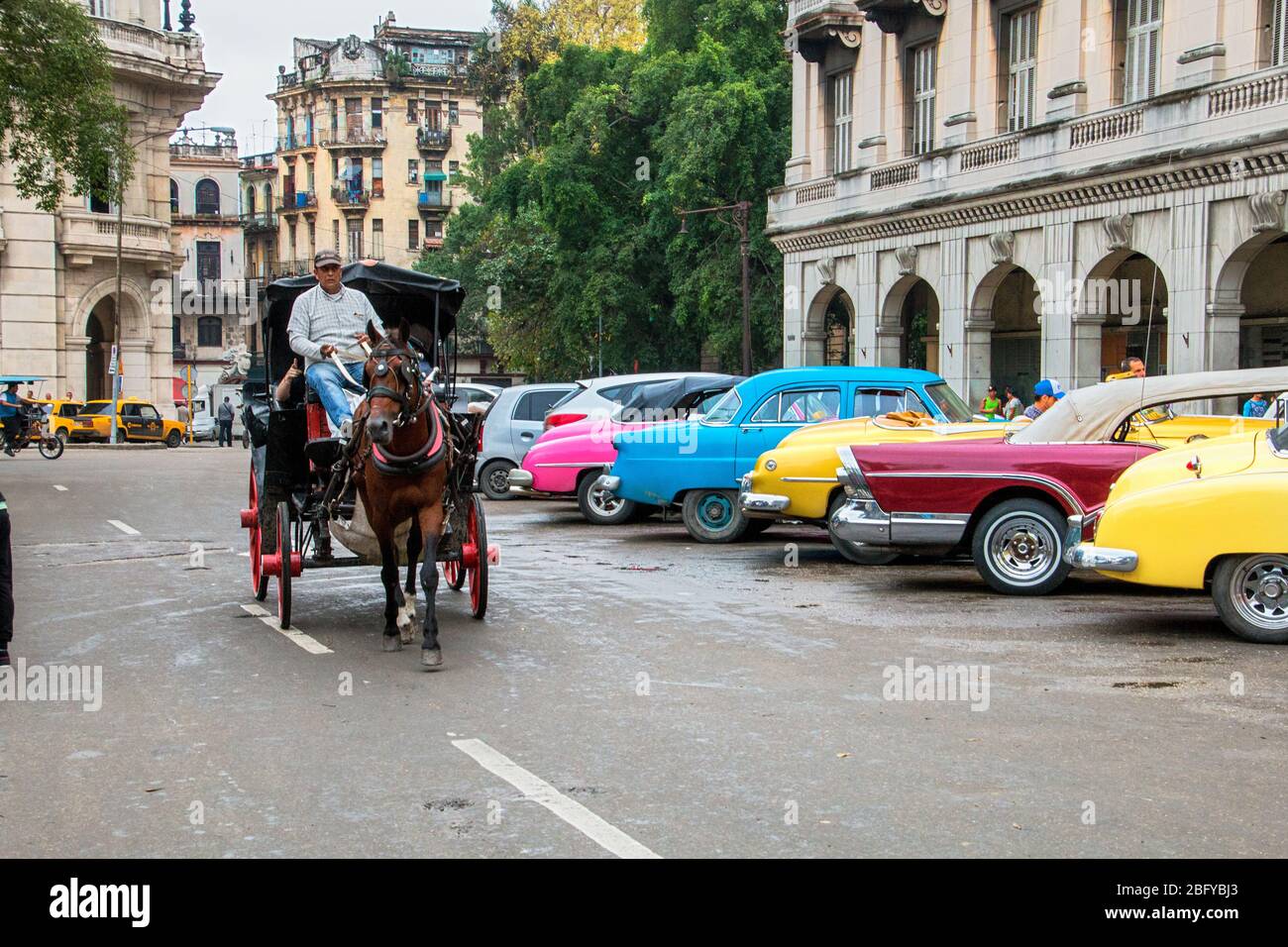 havana street scene,old vintage cars in havana,cuba havana,havana roads ...