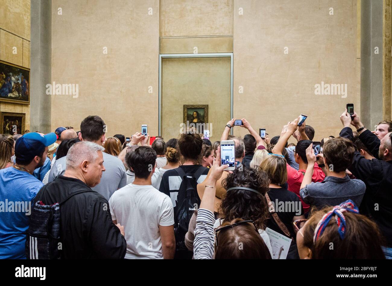 Mona lisa louvre museum crowd hi-res stock photography and images - Alamy