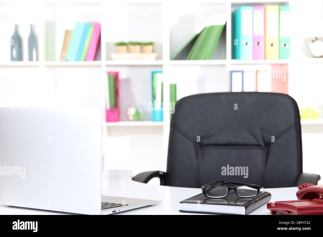 empty workplace at office Stock Photo - Alamy