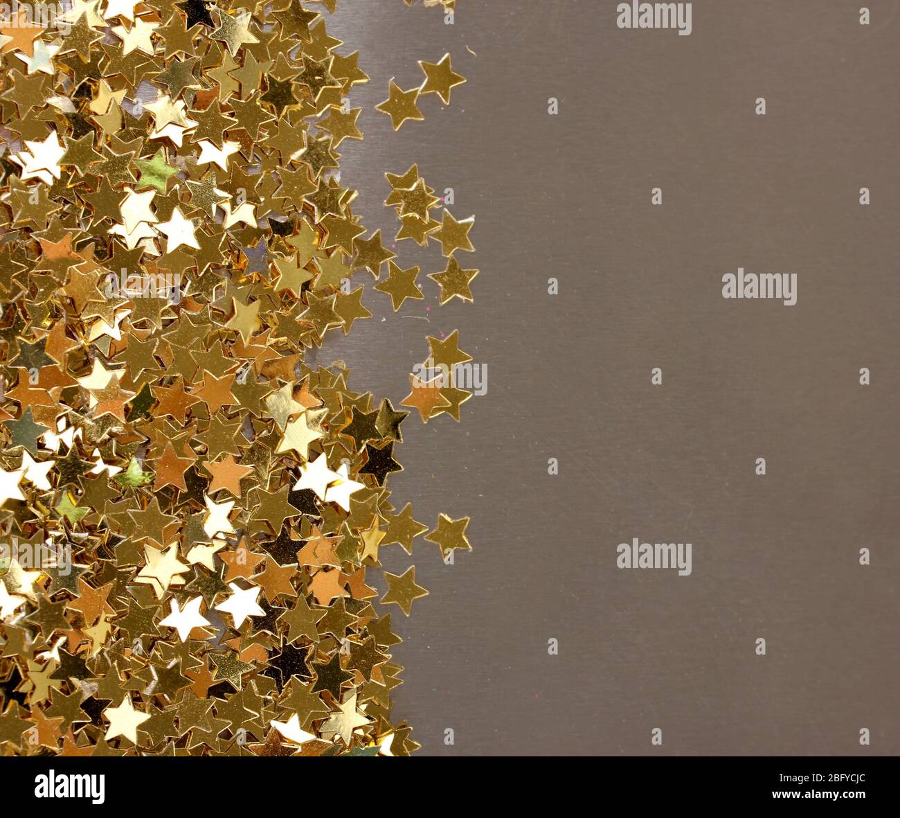 Gold glittering stars confetti hi-res stock photography and images - Alamy