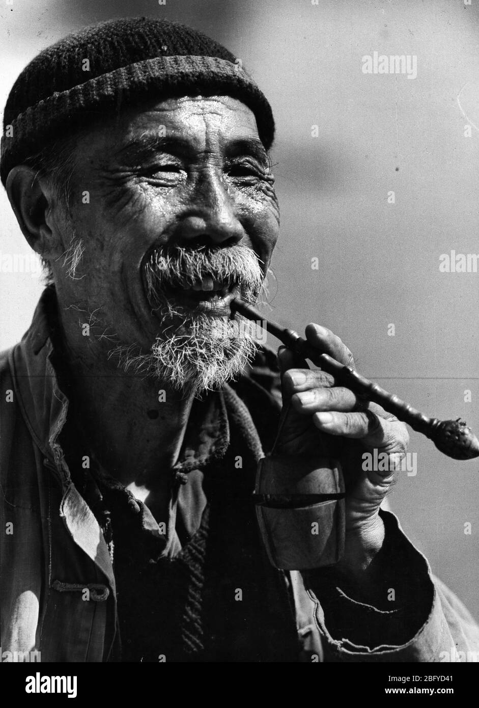 An old man smoking a pipe hi-res stock photography and images - Alamy