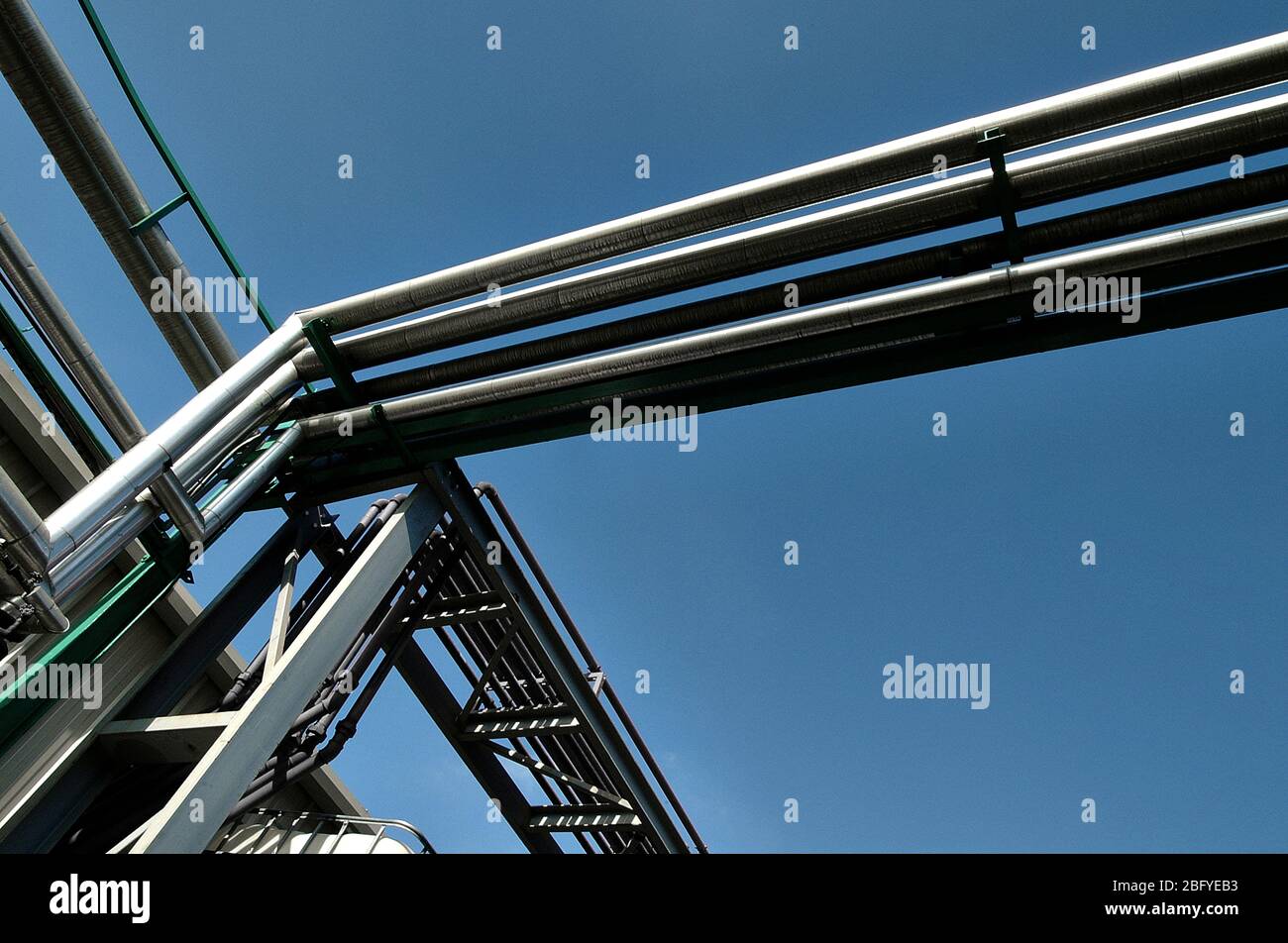 Overhead gas pipe hi-res stock photography and images - Alamy