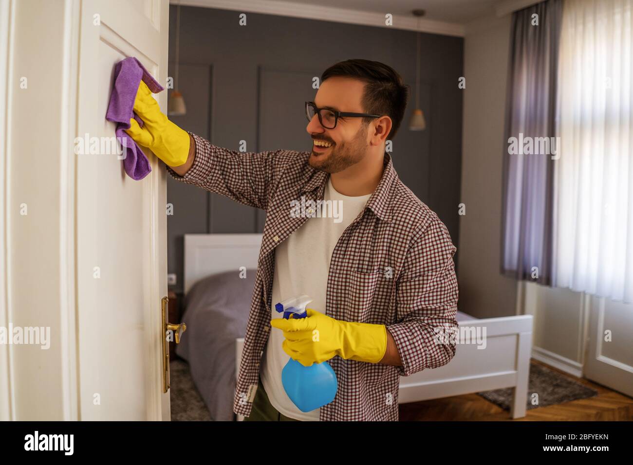 Man cleaning house black hi-res stock photography and images - Alamy