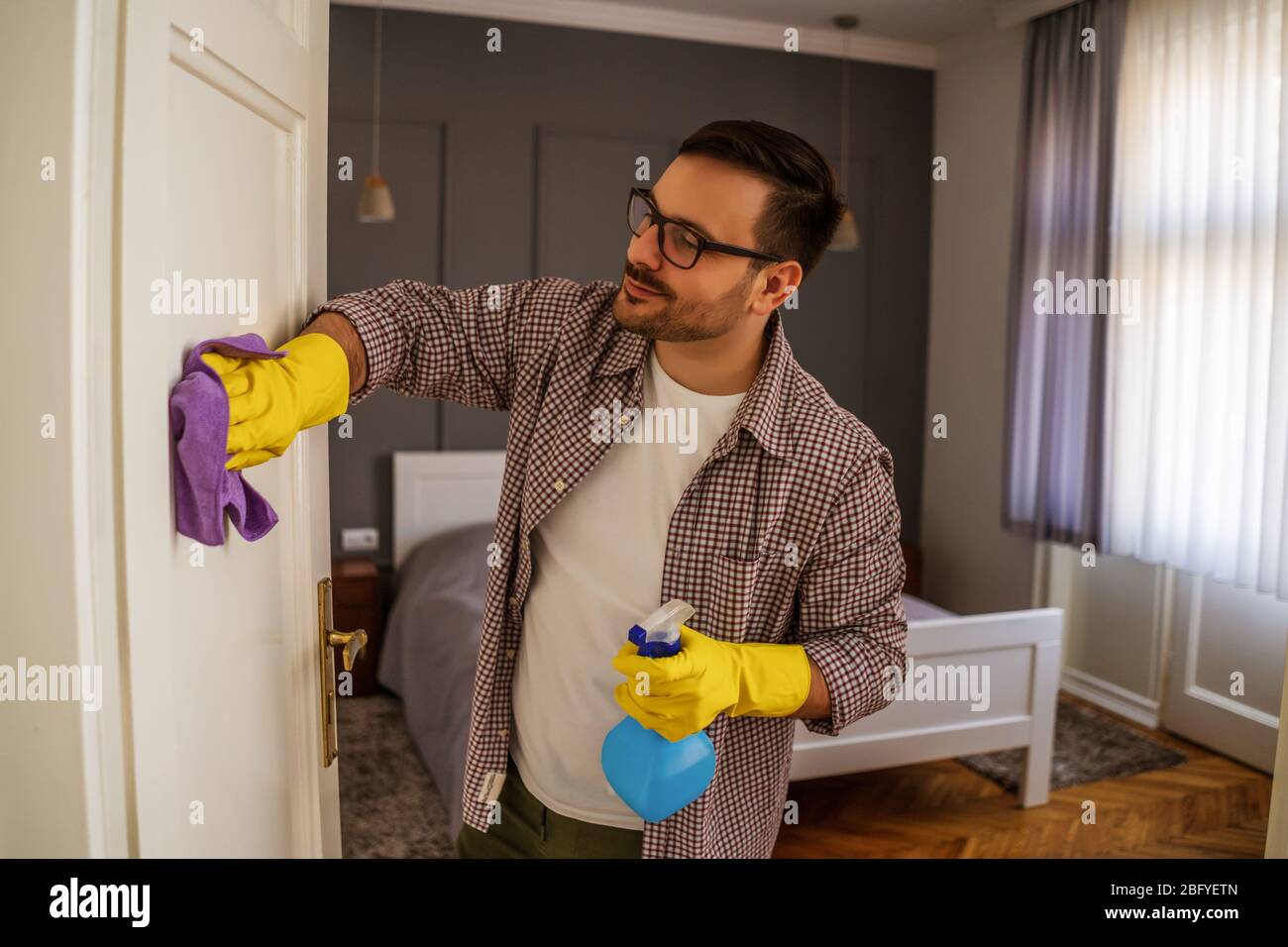 Man cleaning house black hi-res stock photography and images - Alamy