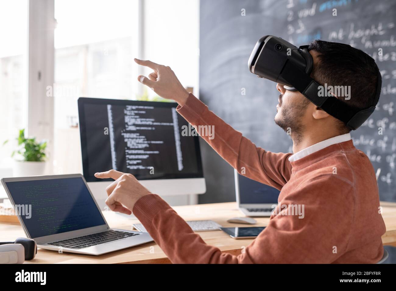 Mixed reality office hi-res stock photography and images - Alamy