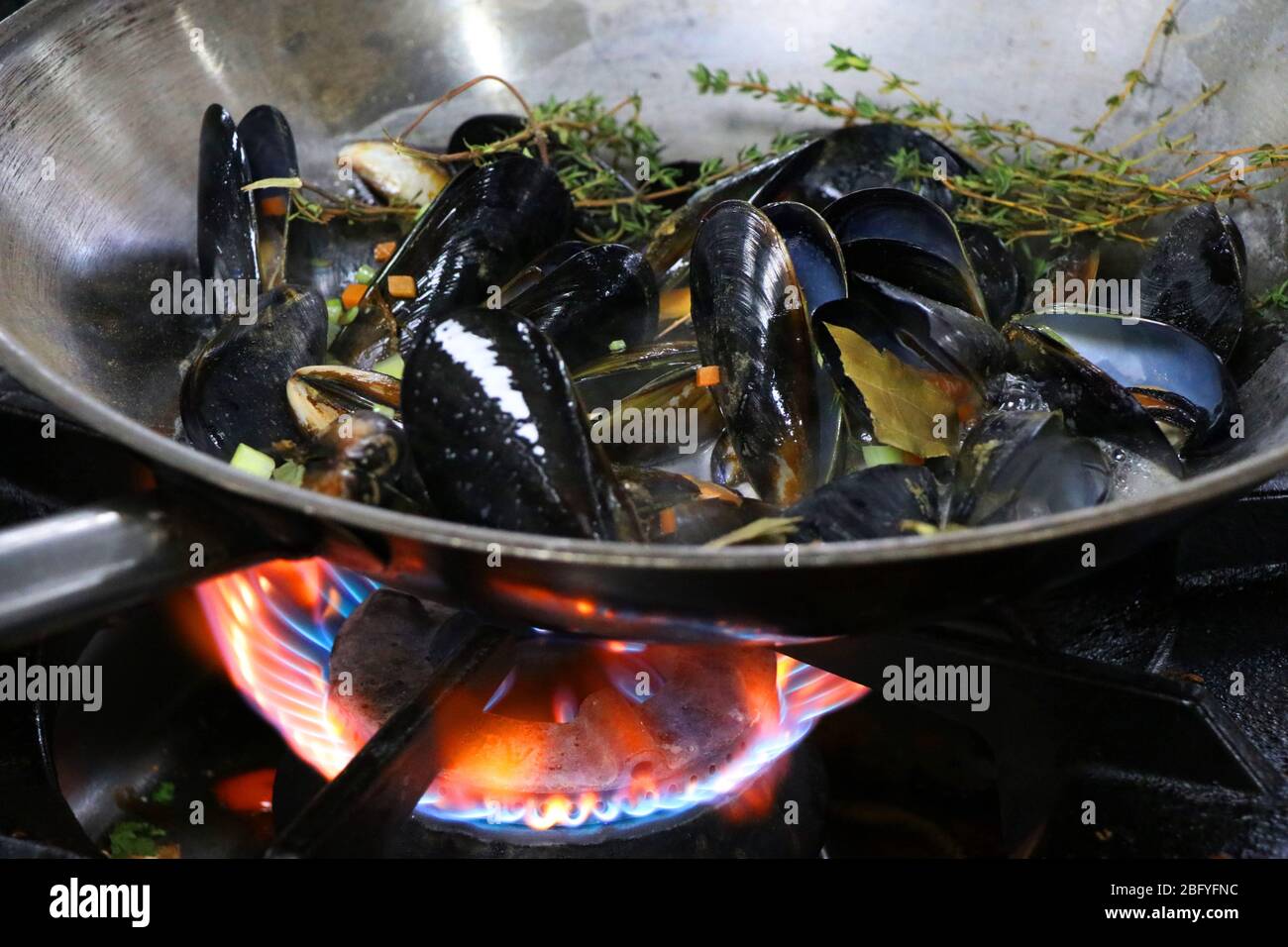 Cooking mussels fire hi-res stock photography and images - Alamy