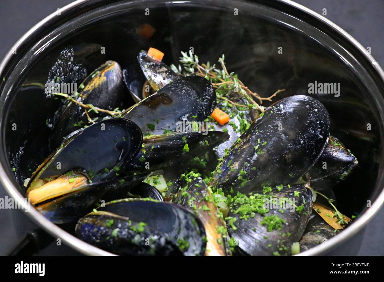 steamed mussels in a pot Stock Photo - Alamy