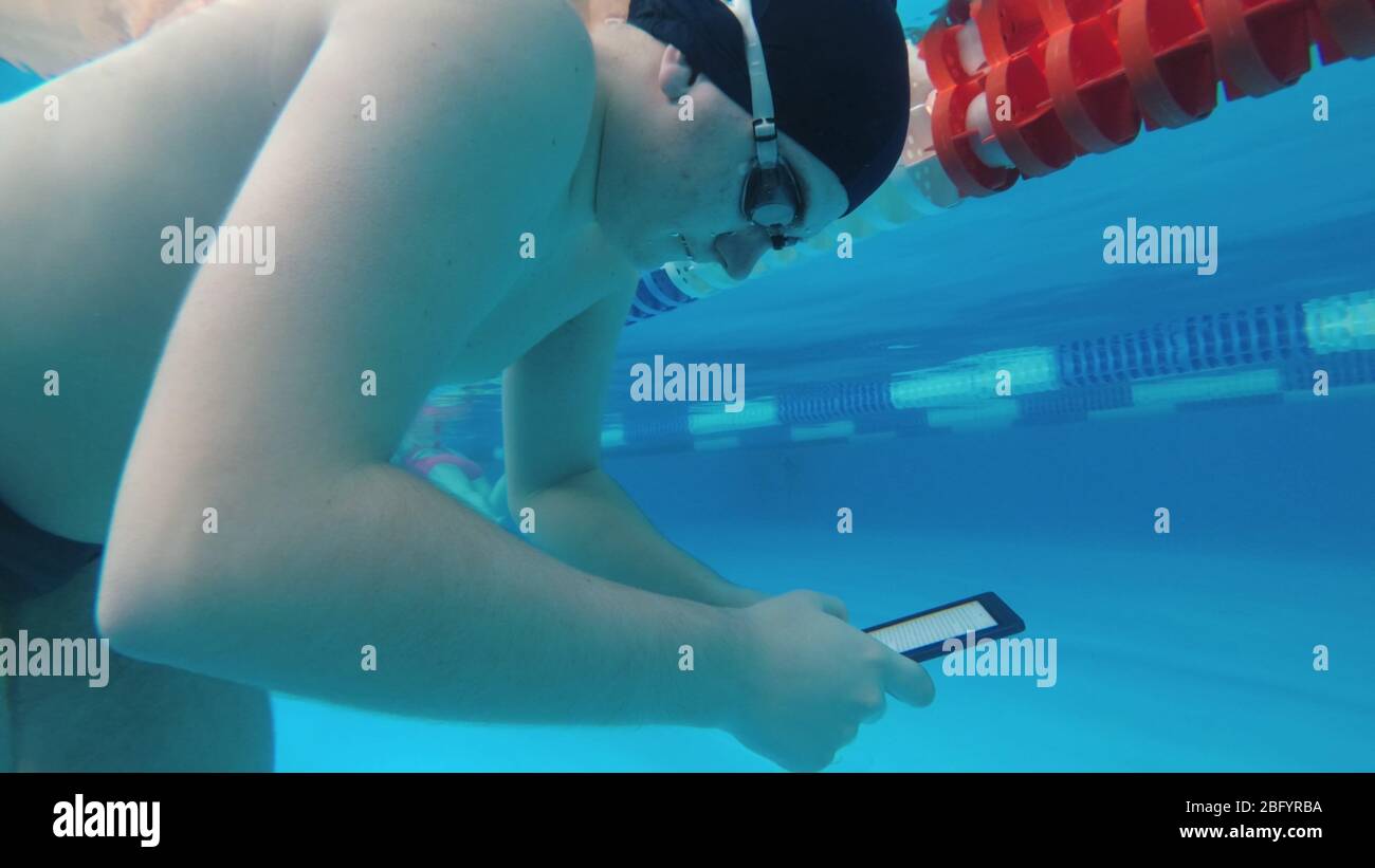 Man underwater reading hi-res stock photography and images - Alamy