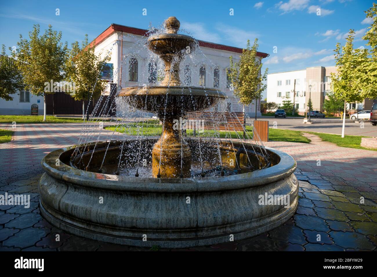 Summer set house fountain hi-res stock photography and images - Alamy