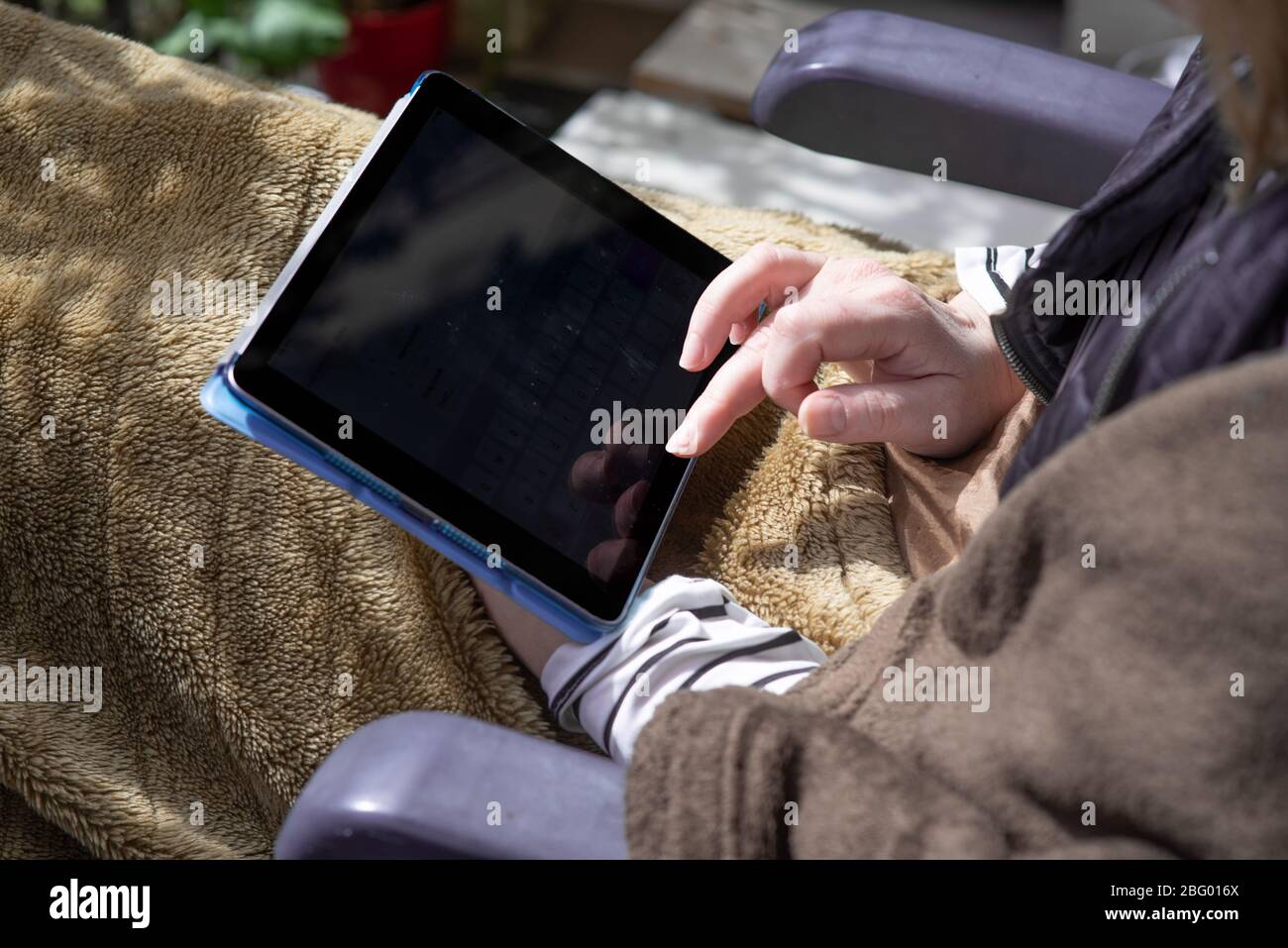 Person, device, outside hi-res stock photography and images - Alamy