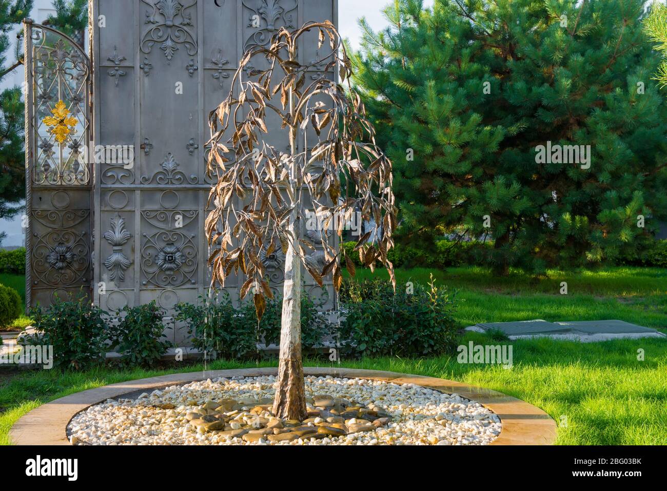 MUROM, RUSSIA - AUGUST 24, 2019: Weeping tree near the Metal "entrance ...