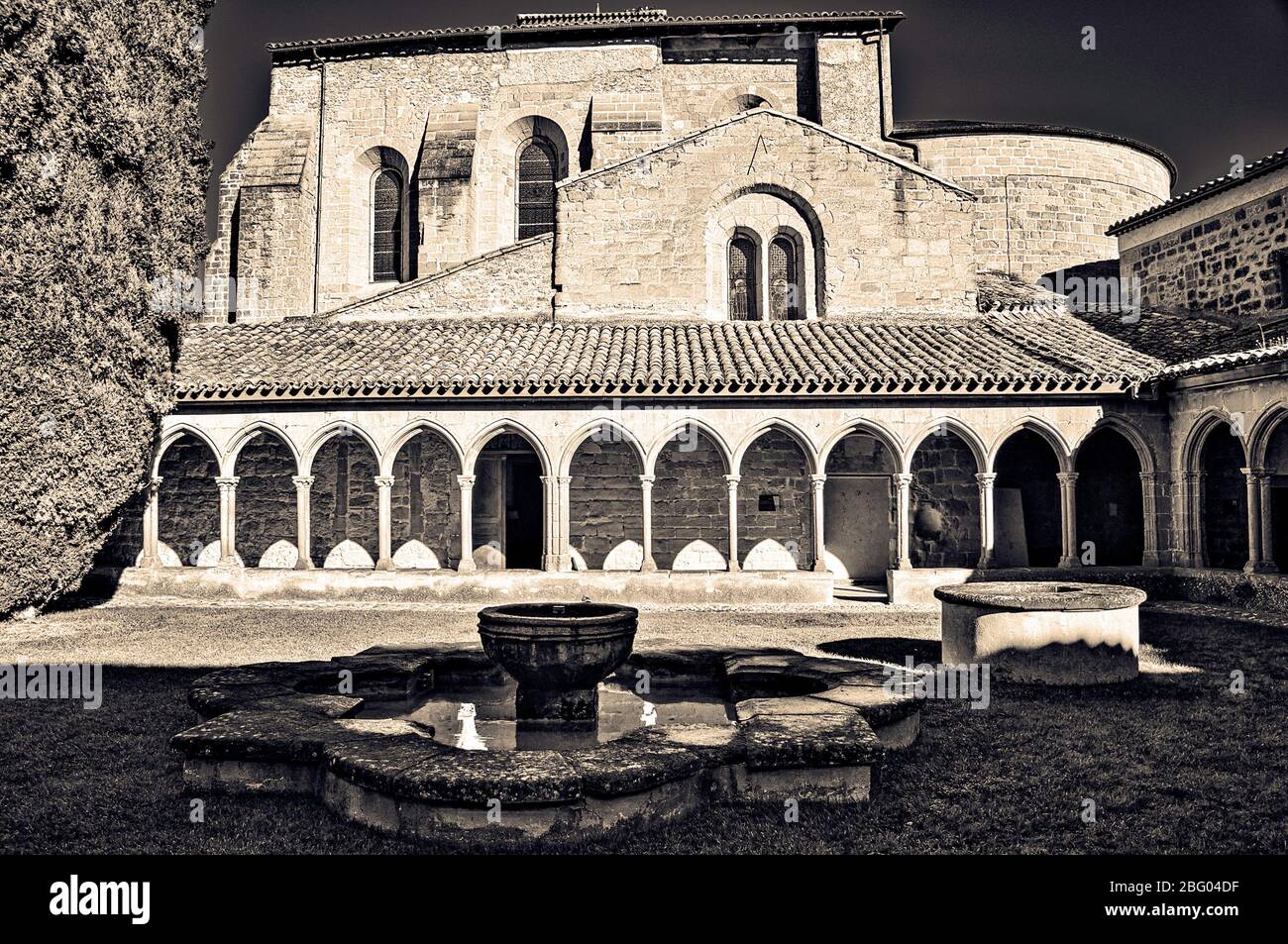 Abbey courtyard hi-res stock photography and images - Alamy