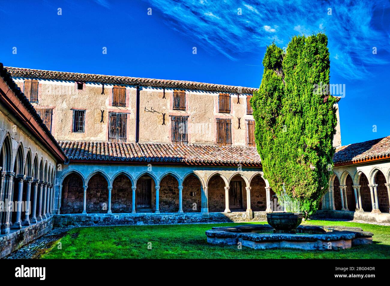 Abbey courtyard hi-res stock photography and images - Alamy