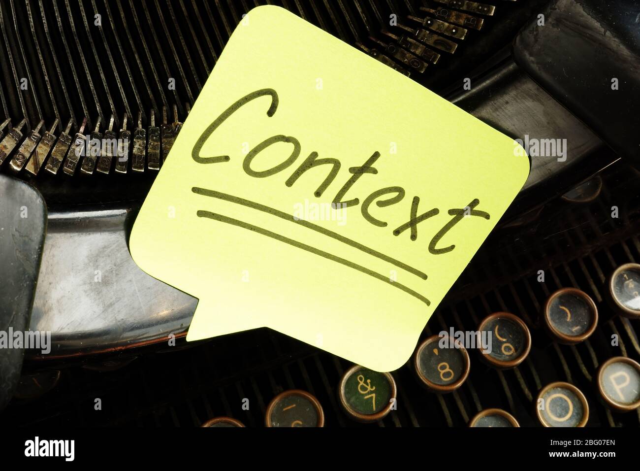 Context sign on the memo and typewriter Stock Photo - Alamy