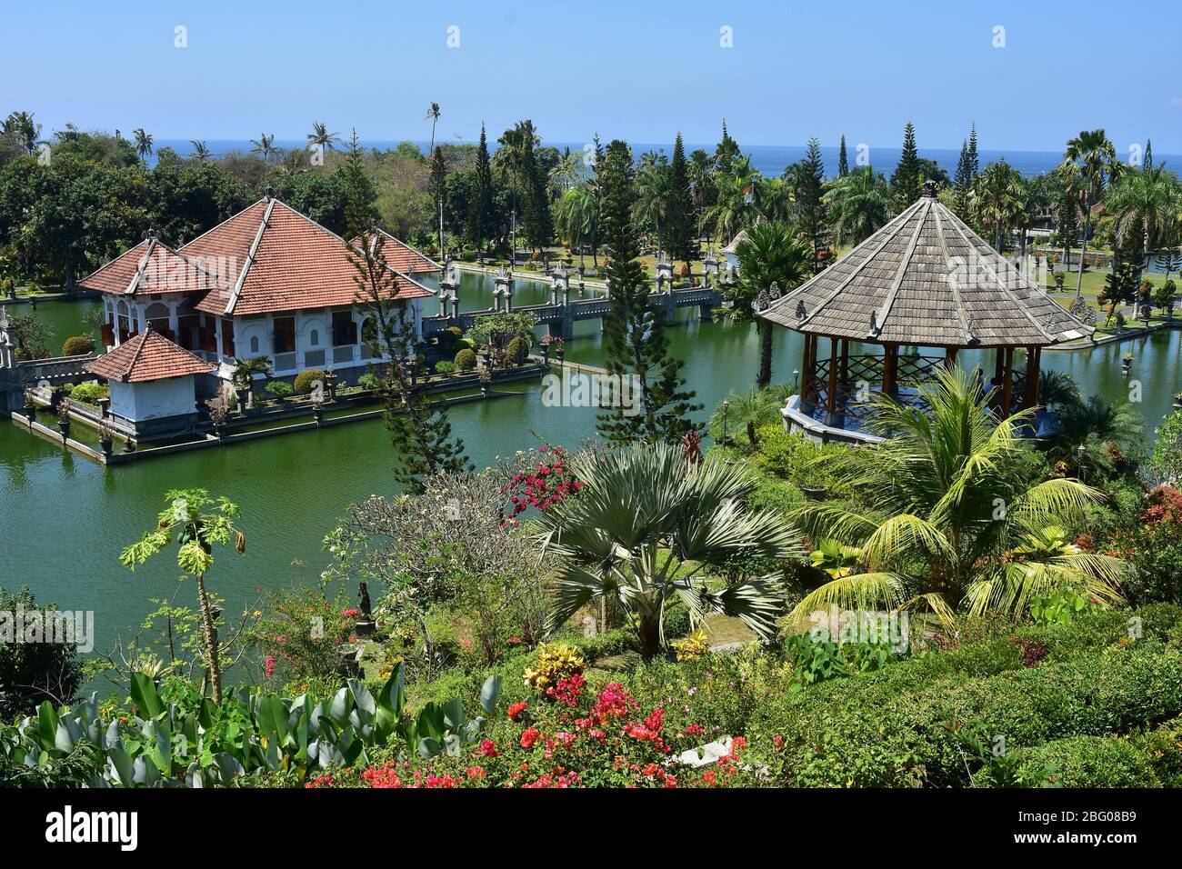 Artificial ponds hi-res stock photography and images - Alamy