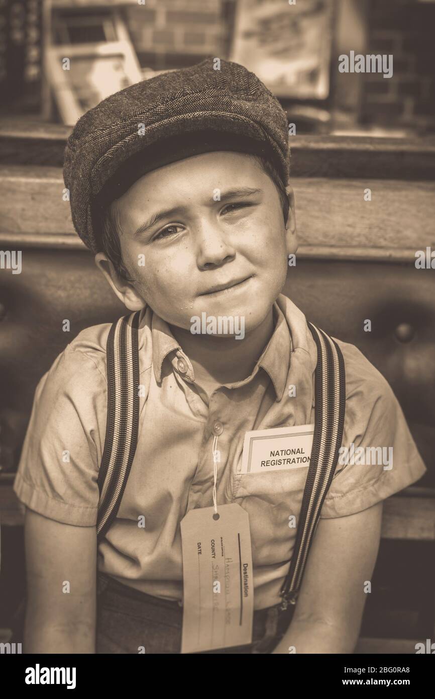 World war two 1940 evacuee hi-res stock photography and images - Alamy