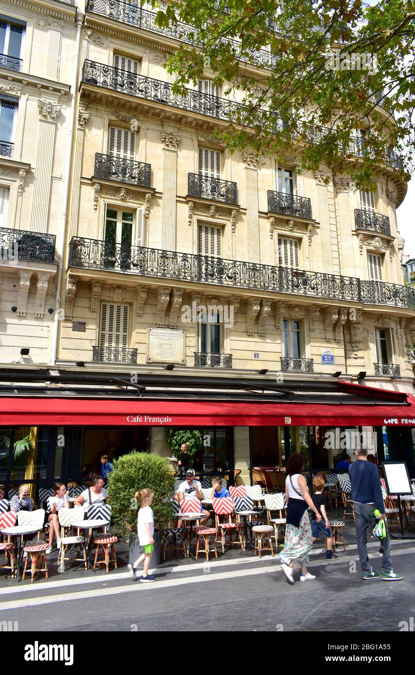 Cafe parisian french france traditional pavement hi-res stock ...