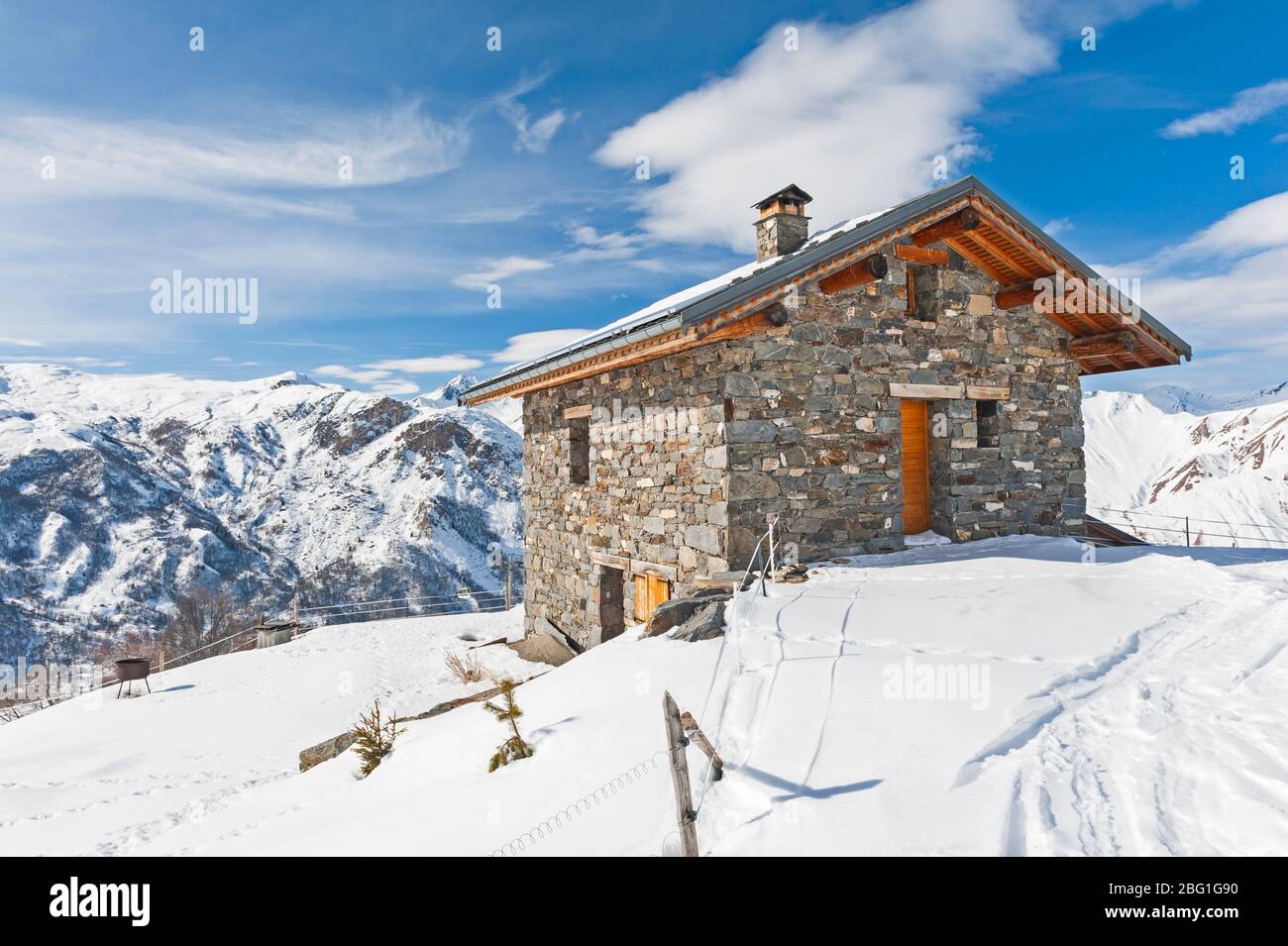 Traditional alpine mountain architecture hi-res stock photography and ...