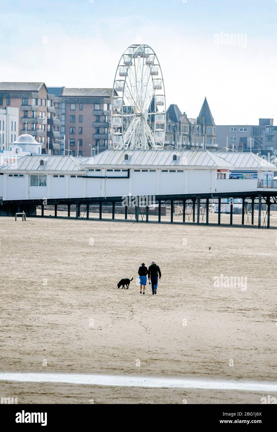 Lockdown couple walking down beach hi-res stock photography and images ...