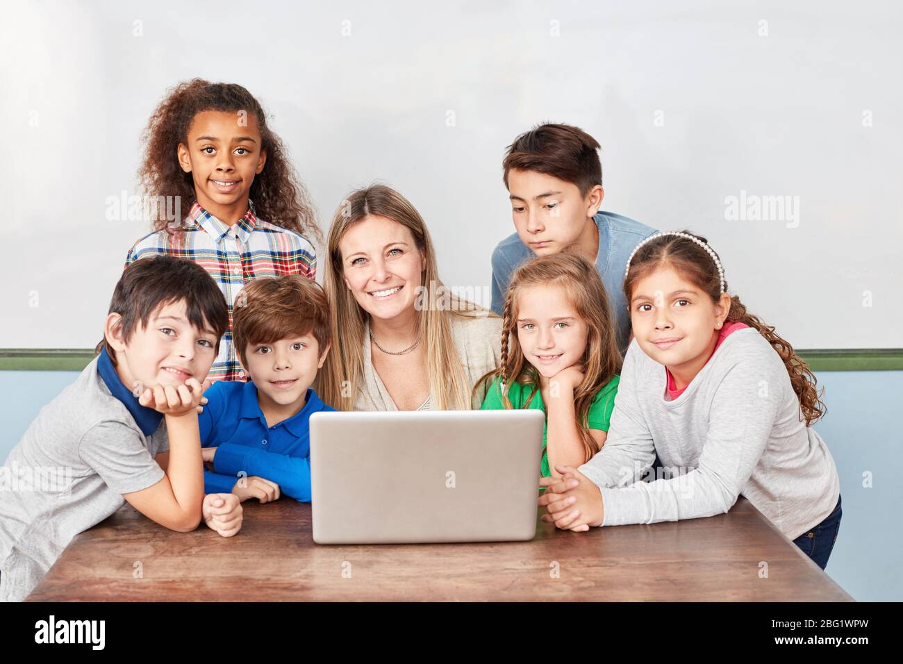 Pupils in class hi-res stock photography and images - Alamy