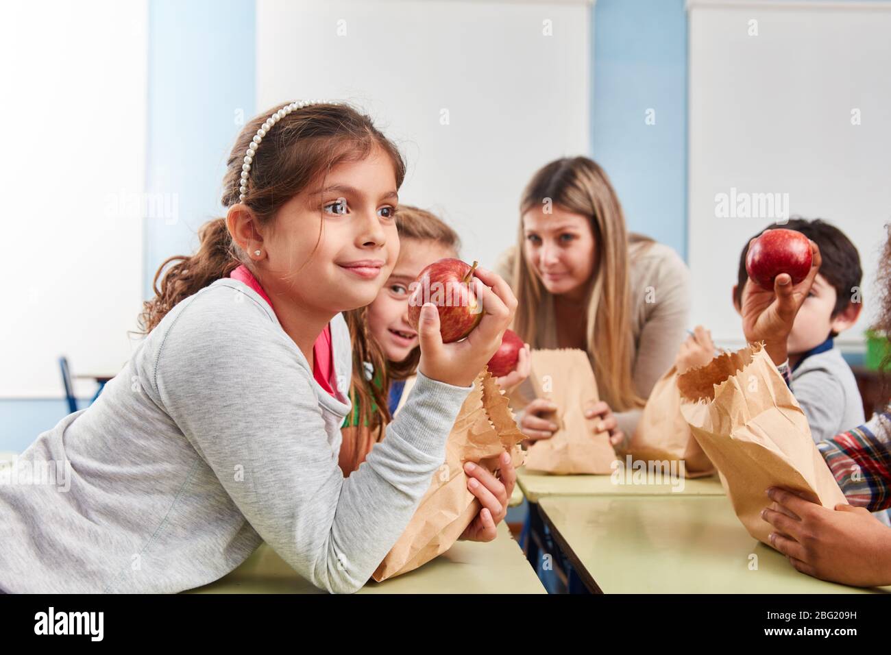 School catering hi-res stock photography and images - Alamy