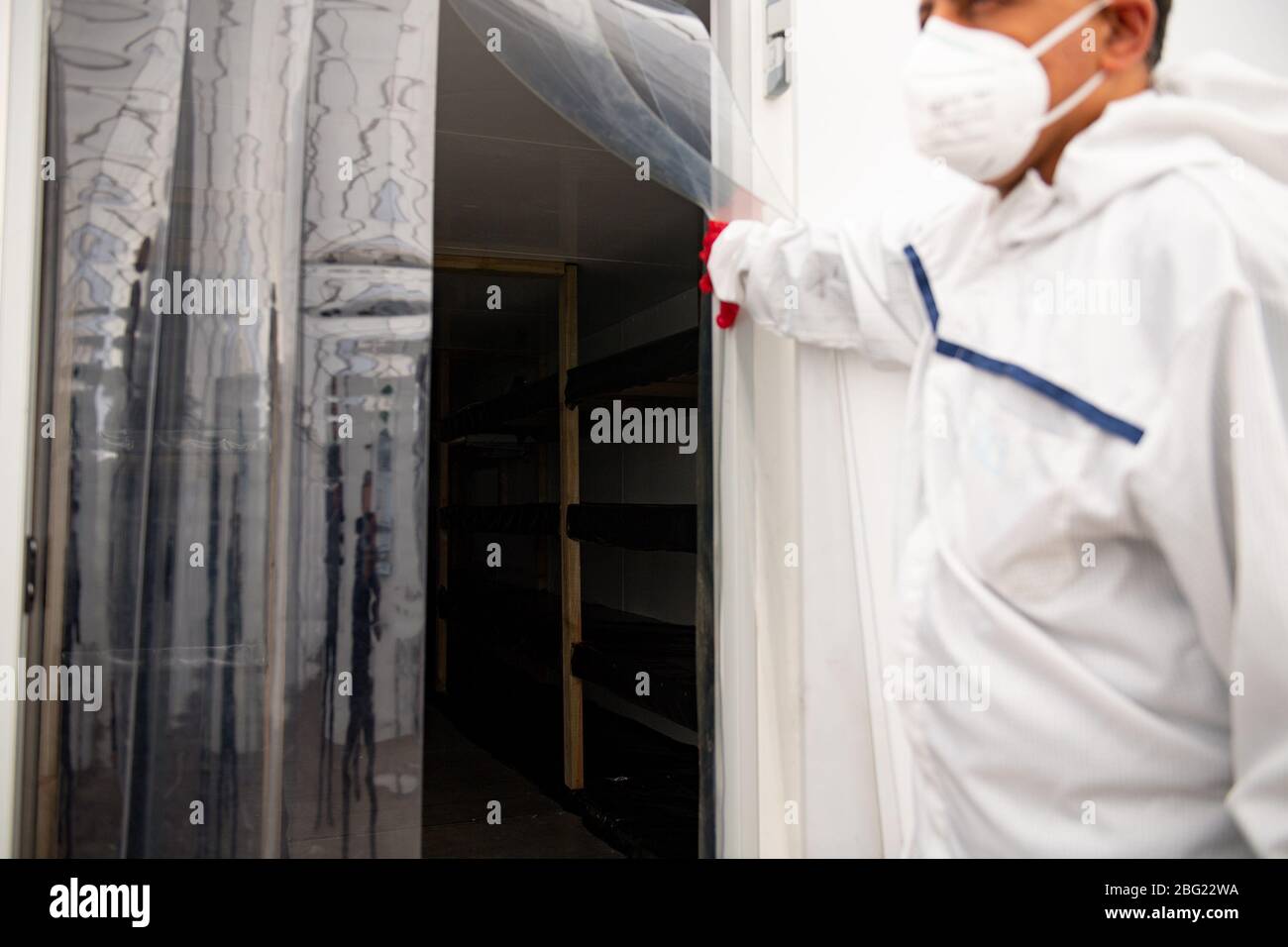 Bodies in fridge hi-res stock photography and images - Alamy